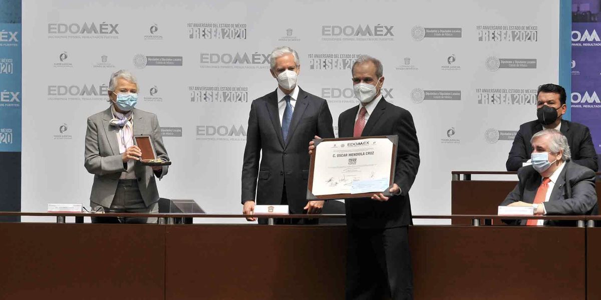 Óscar Mendiola Cruz recibe la presea “Filiberto Navas Valdés”