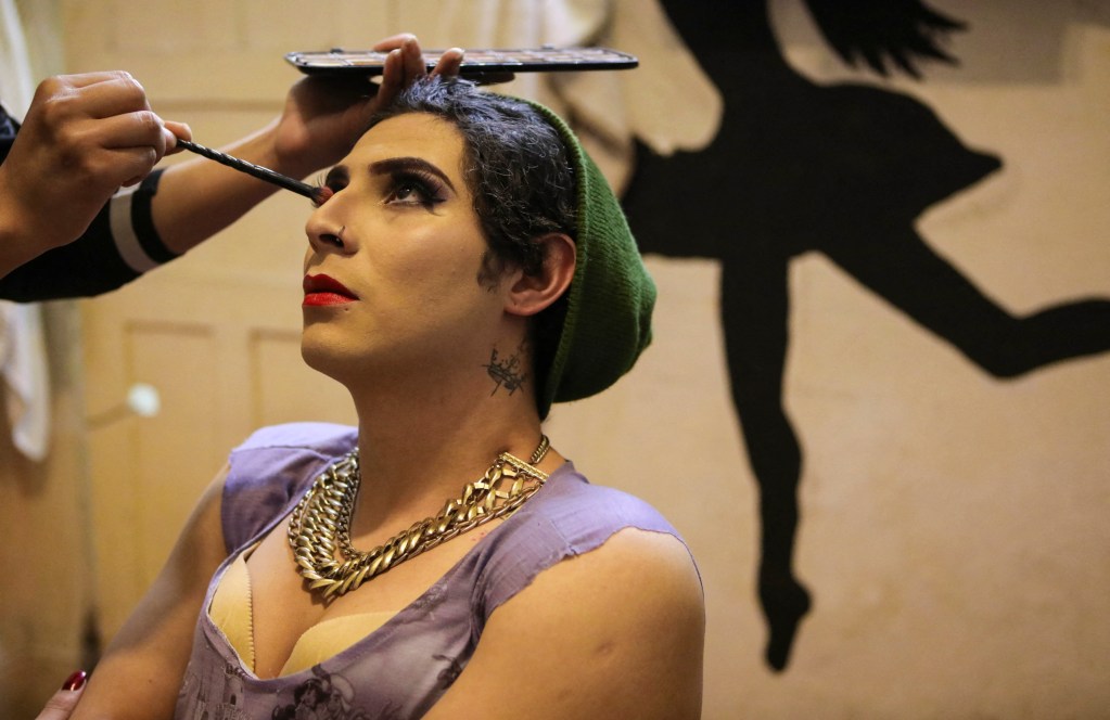 "La Casa de Colores" de México, donde centroamericanas trans sueñan con ...