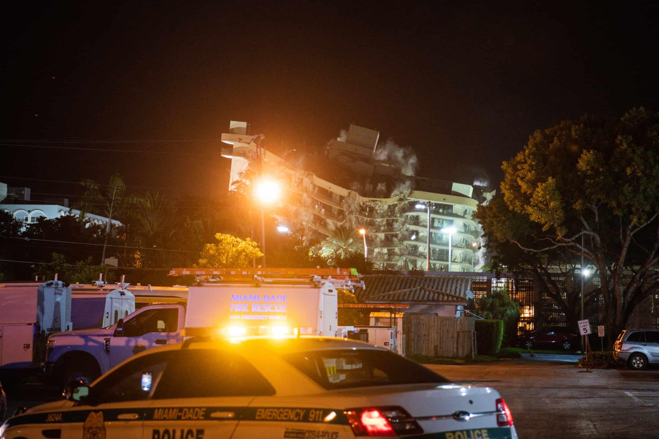 Demuelen parte que quedó en pie del edificio colapsado en Miami