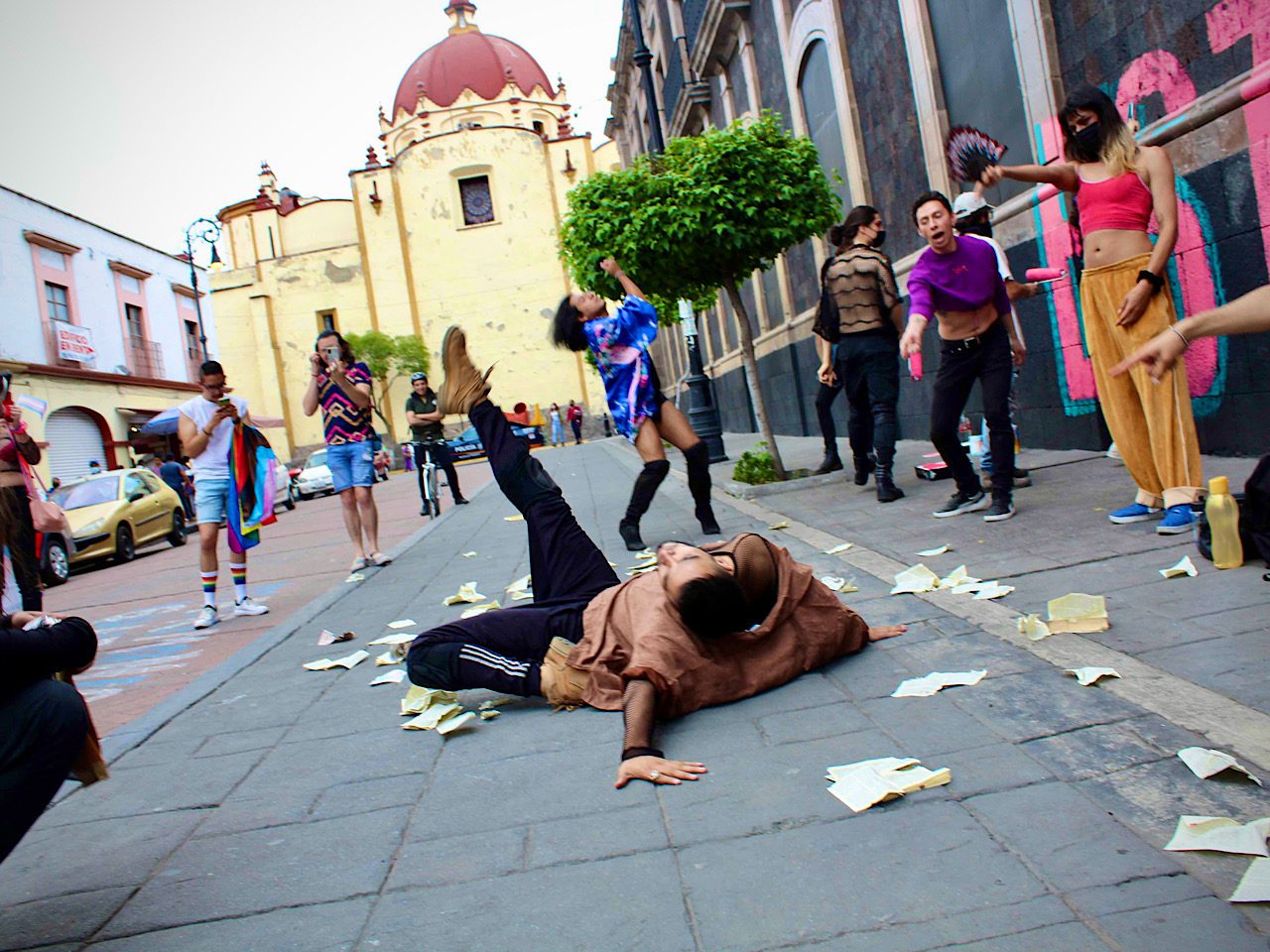 Comunidad LGBT realiza performance Vogue en la Cámara de Diputados del ...