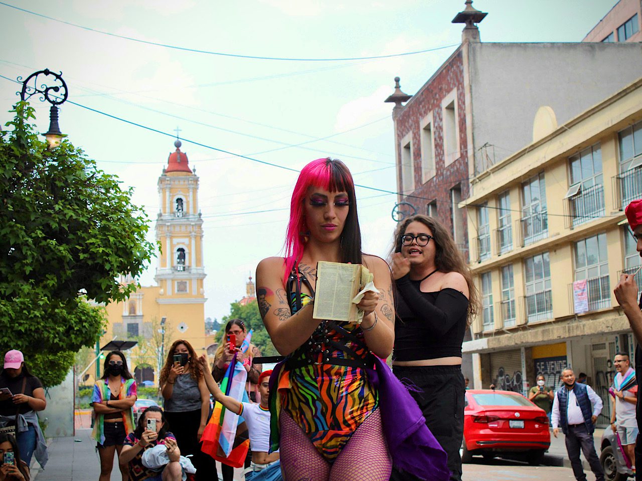 Comunidad LGBT realiza performance Vogue en la Cámara de Diputados del ...