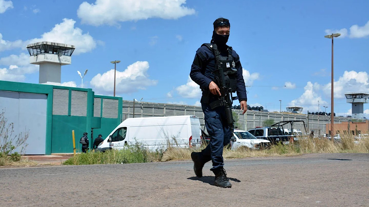 Se fugan al menos 7 reos del penal de Zacatecas a plena luz del día