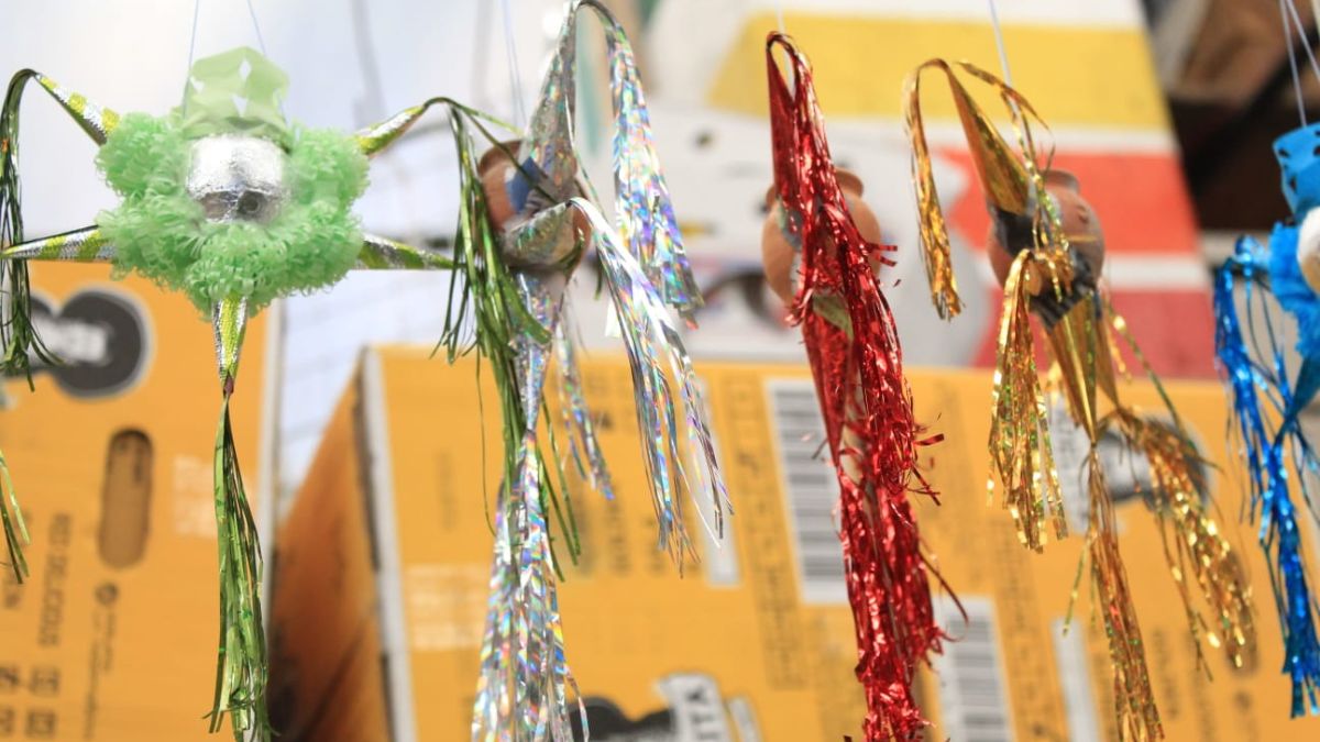 Piñatas miniatura, conoce la labor de Carlos en el Mercado 16 de ...