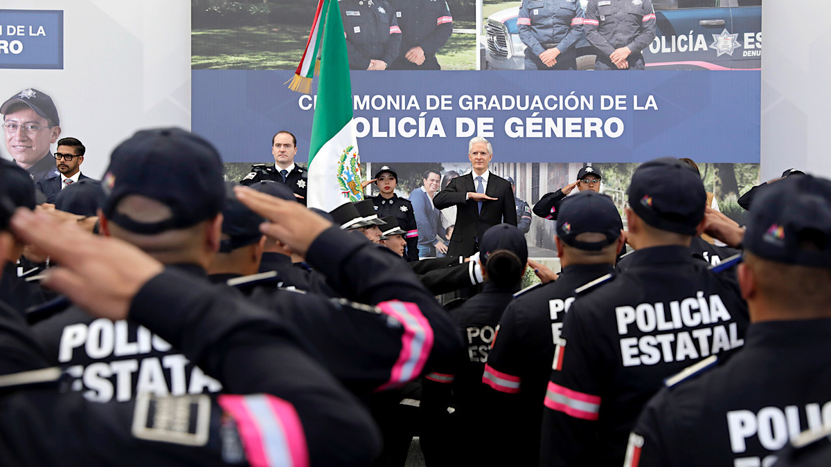Se gradúan mil 900 agentes para formar parte de la Policía de Género en ...