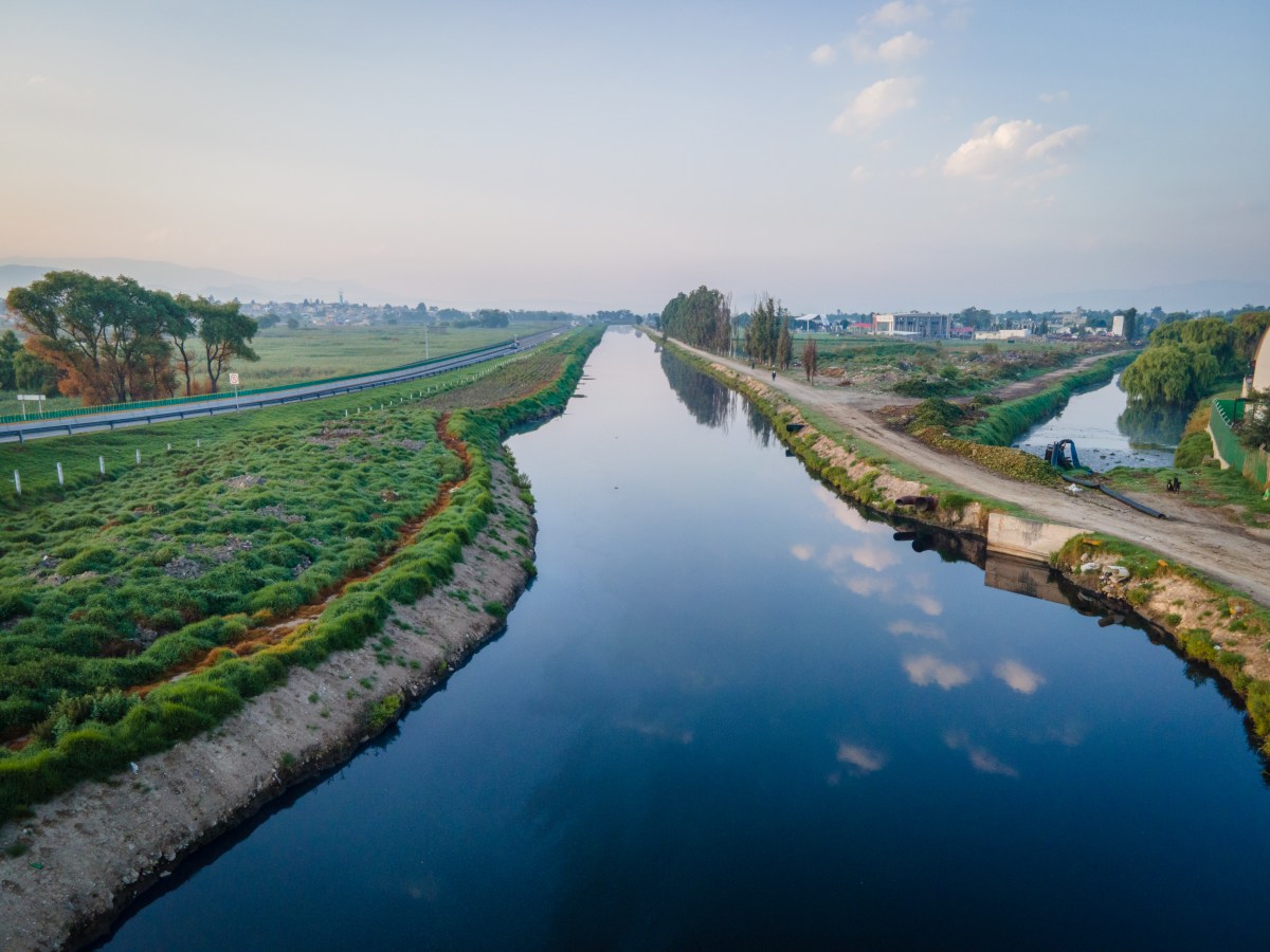 Agua burbujeante, olor nauseabundo rodean el paisaje del Río Lerma