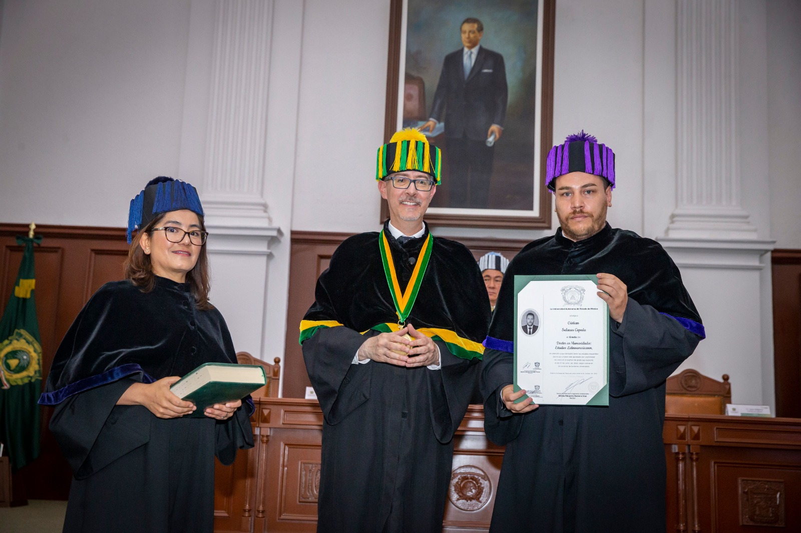 Entrega rector de la UAEMex grados de maestría y doctorado