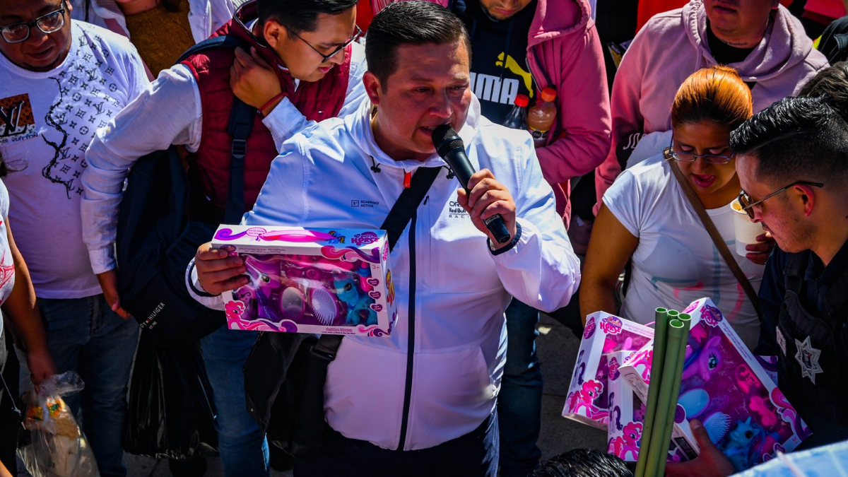 Celebra Armando Navarrete a los Reyes del hogar con magno evento