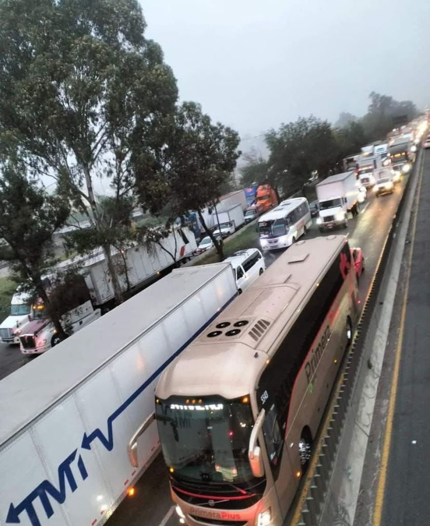 Tráfico en la México-Querétaro suma más de 24 horas