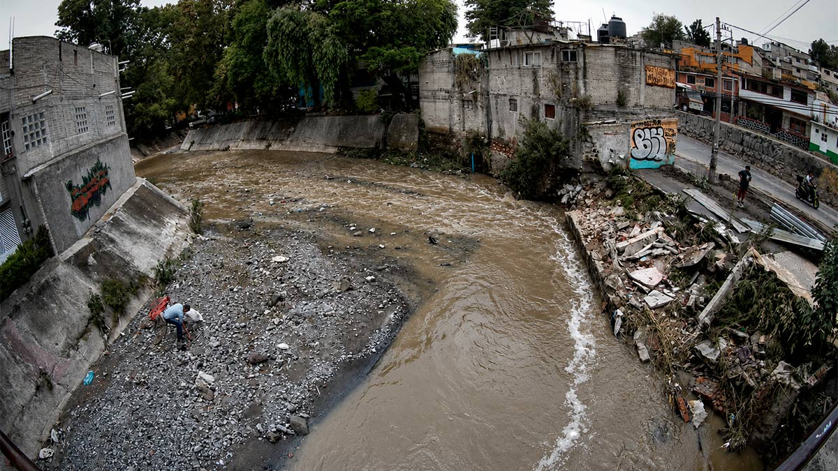 Colapsan casas por desborde del Río Hondo en Naucalpan