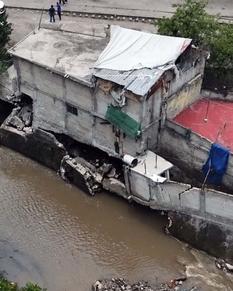 Colapsan casas por desborde del Río Hondo en Naucalpan